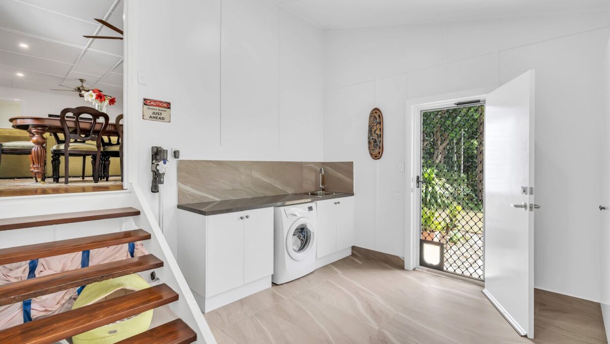 Low Set Three Bedroom Queenslander with Fully Self Contained Granny ...